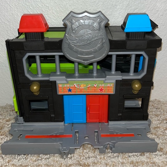 Hot Wheels | Toys | Mattel Hot Wheels City Police Station Play Set ...